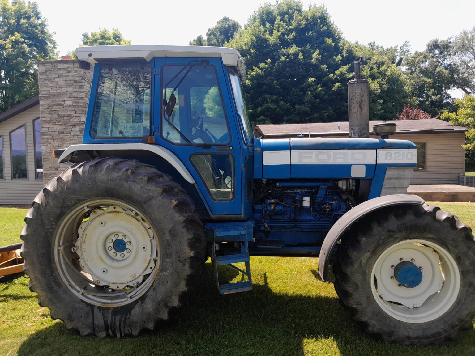 Ford 8210 | Tractor Data and Specs