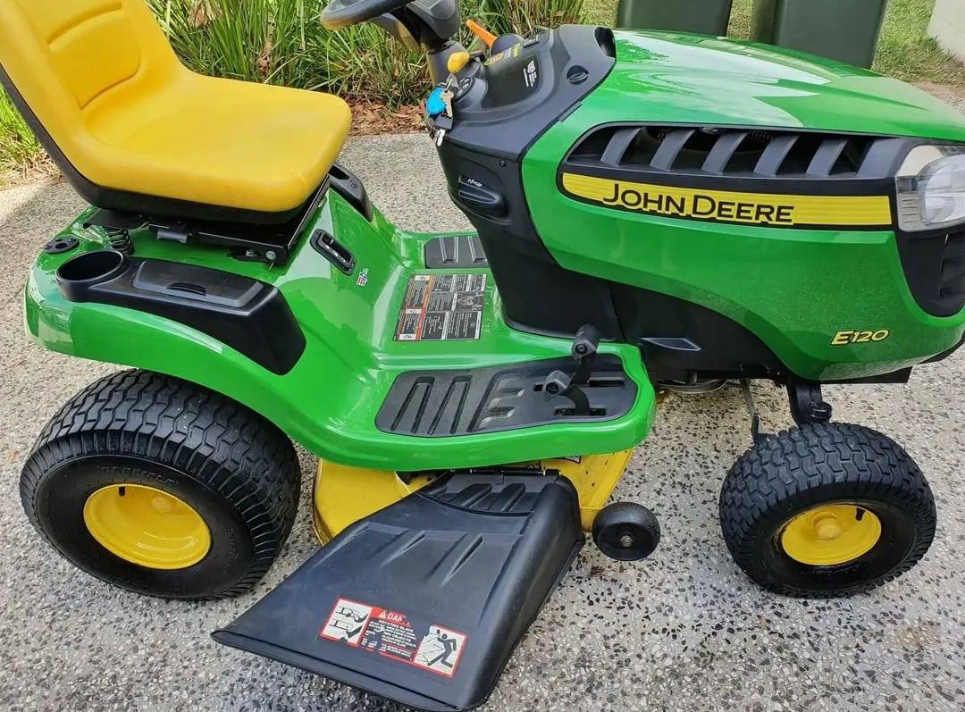John Deere E120 | Tractor Data and Specs